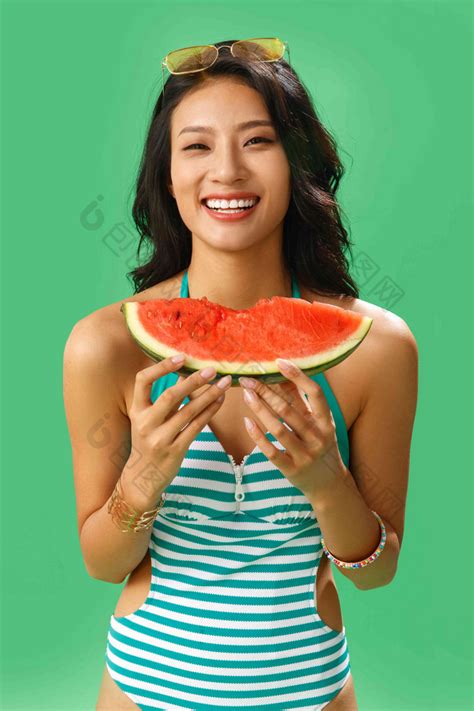 吃西瓜的泳装美女 包图企业站