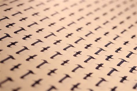 워크 시트를 작성하는 문자 연습 필기 기호 채우기 패턴입니다 서예 문자 T 학습 기술 종이 페이지 서예 문자 T 배경입니다 0