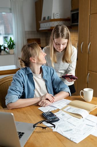 부모는 자녀가 숙제를 할 수 있도록 도와주는 새로운 것을 배우도록 도와주며 이는 공유 교육 지원의 중요성을 강조합니다 현대 교육 방법 대화형 숙제 가족 교육의 개념 12