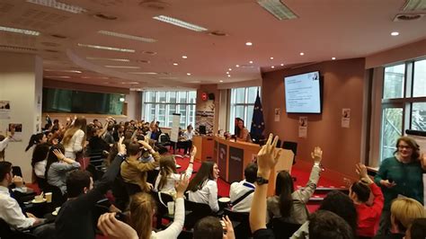 Ева Майдел пред български ученици в Брюксел Не оставяйте другите да определят в каква Европа да