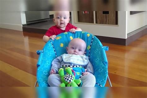 哥哥细心的照顾着弟弟，没想到还是把弟弟弄哭了 弟弟 哥哥