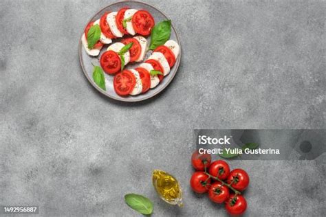 카프레제 샐러드 잘게 썬 토마토 모짜렐라 바질 회색 배경에 올리브 오일을 곁들인 이탈리안 샐러드 평면도 평지 건강한 식생활에 대한 스톡 사진 및 기타 이미지 Istock