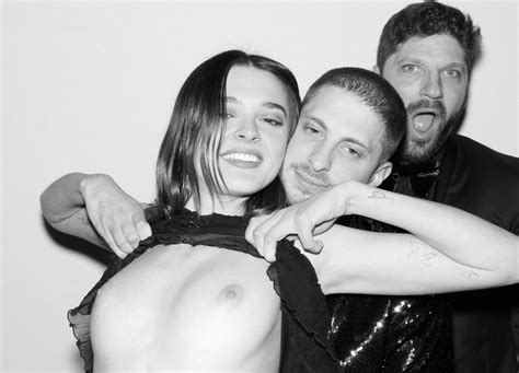 Celebrity Nudeflash Picture 2023 3 Original Charlotte Lawrence Boob Flash 01 