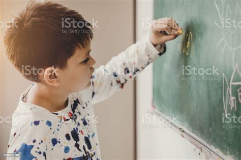 아시아 소년 행복한 미소는 교실에서 학교에서 교육을 즐긴다 칠판에 답을 쓴다 10 11세에 대한 스톡 사진 및 기타 이미지 10 11세 고등학교 이하 교습 Istock