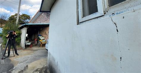 괴산 지진 금이 간 괴산군 주택 담벼락