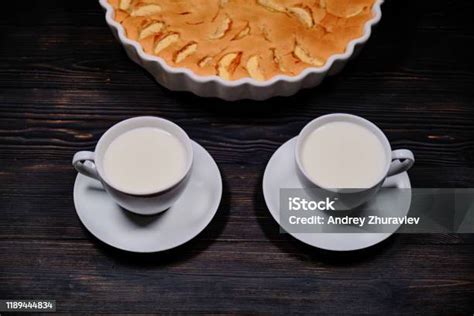 사과 타르트와 우유 2컵 베이킹 접시에 과일 파이 나무 검은 배경에 집에서 구운 잘 익은 사과 거품 내기에 대한 스톡 사진 및 기타 이미지 Istock