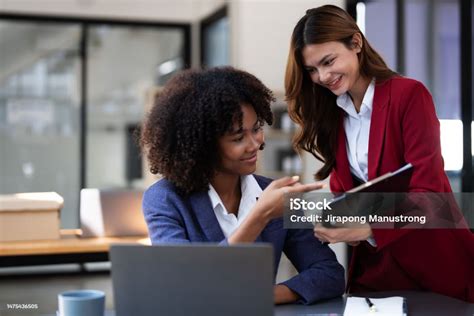 다민족 비즈니스 아시아 사업가 사람들과 만나는 아름다운 미국 아프리카 회계사 사람들은 문서 세금 교환 회계 및 재무 고문을 수행합니다 2명에 대한 스톡 사진 및 기타 이미지