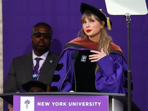 Taylor Swift Addreses Nyu Graduates At Commencement Toronto Sun