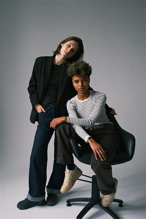 검은색 구성 균형 그룹 사진 다양성 도시 스타일 듀오 라이프스타일 미니멀리스트 부드러운 조명 블레이저 사람 서 있는 스타일리시한 스튜디오 신체