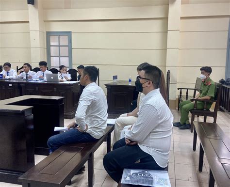 Trang Nemo liên tục lấy tay che mặt khi xuất hiện ở tòa chiều Saostar vn