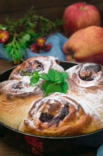 수 제 체리 파이 뿌려 가루 설탕과 사과의 배경에 민트의 장식 목조 소박한 배경입니다 상위 뷰 갈색에 대한 스톡 사진 및 기타 이미지 Istock