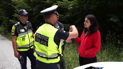 Кола падна в дере по пътя между Чокманово и Смилян Youtube