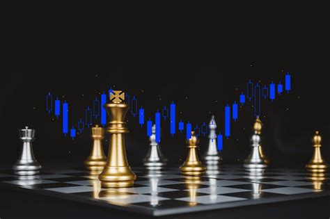 어두운 배경 체스 전투 승리 성공 팀 리더 및 비즈니스 전략 개념에 그래픽 그래프 차트와 체스 보드 게임 대회에 실버 체스 조각으로 둘러싸인 금 왕 사색에 대한 스톡 사진