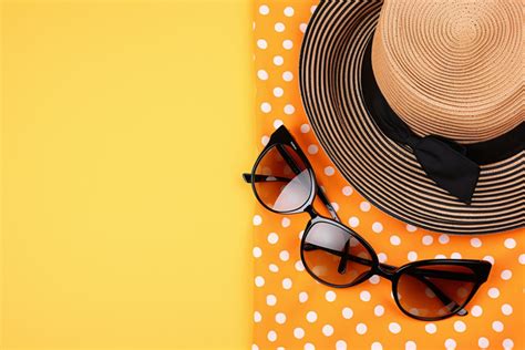 주황색과 노란색 노란색 배경에 놓인 해변 모자 선글라스와 샌들 높은 해상도 운이 좋은 밀짚 모자 배경 일러스트 및 사진
