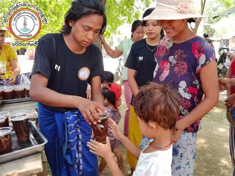 စစ်ကိုင်းရှိ စစ်ရှောင်စခန်းတစ်နေရာကို မုန့်လက်ဆောင်းများ ကျွေးမွေး Khit Thit Media