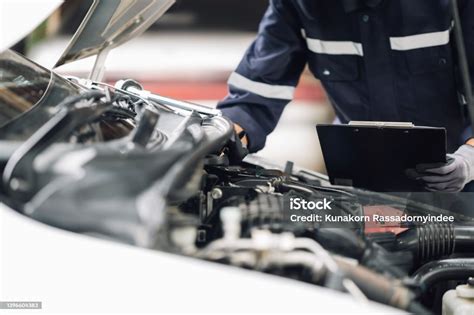 정비사는 차고에서 자동차의 엔진에서 작동합니다 수리 서비스 자동차 검사 서비스 및 자동차 수리 서비스의 개념 Diy에 대한 스톡