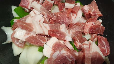 돼지고기 마늘종 양파를 넣은 두루치기 마늘종을 넣은 목살볶음 온 팬으로 간단하게 하는 방법