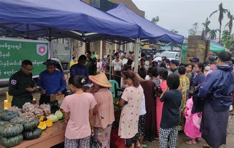 ရခိုင်ပြည်နယ် စစ်တွေမြို့ရှိ မုန်တိုင်းဒဏ်သင့်ပြည်သူများအား ဆန်၊ ဆီ၊ ဆား၊ ကြက်ဥ၊ ဟင်းသီးဟင်းရွက