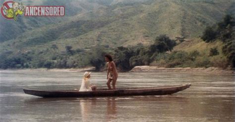 Голая Паола Сенаторе в Женщина с горячей реки