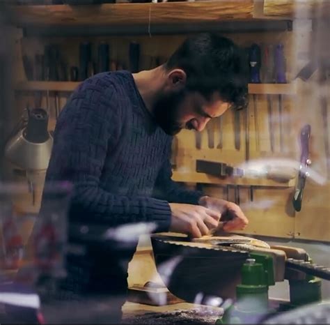 50 περίπου παιδάκια τραγουδούν την Περδικούλα το πιο γνωστό καλαματιανό της Πελοποννήσου Ο