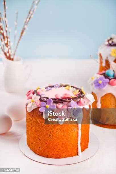 전통 부활절 케이크 달콤한 빵 쿨리히 사탕으로 장식 설탕 꽃 머랭 아이싱 케이크에 대한 스톡 사진 및 기타 이미지 케이크 부활제 쿨리치 Istock
