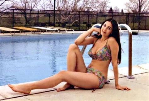 [human] Pre Wonder Woman 20 Year Old Bikini Clad Lynda Carter Relaxes