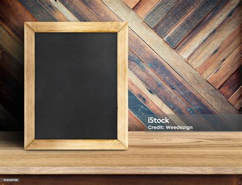 대각선 열 대 나무 벽 서식 파일에서 판자 나무 테이블 위에 칠판 디자인 추가 위해 모의 하 고 더 많은 콘텐츠를 추가 하기 위한 프레임 옆에 공간을 두고 0명에 대한 스톡