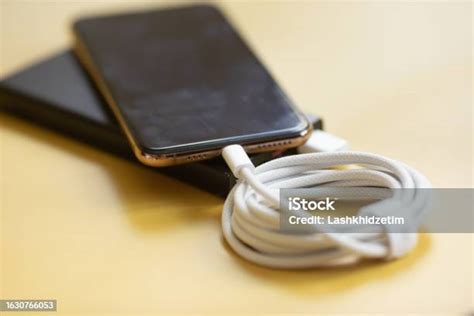 Power Bank는 노란색 배경에서 스마트폰을 충전합니다 가제트 여유 공간을 위한 범용 외부 배터리 0명에 대한 스톡 사진 및 기타 이미지 Istock