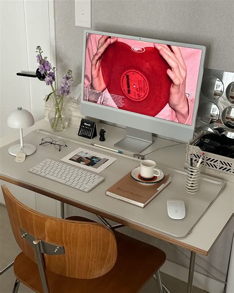 황혜연 L 데일리리본 인테리어 살림 광고 집중이 잘 되는 책상의 비밀 알고 계신가요 매일 쓰는 책상 깔끔하게 유지하는 게 제일 어렵지 않나요 쓰던 펜이