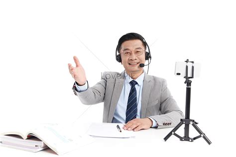 중년 교수가있는 스마트 폰 라이브 브로드 캐스트 사진 무료 다운로드 Lovepik