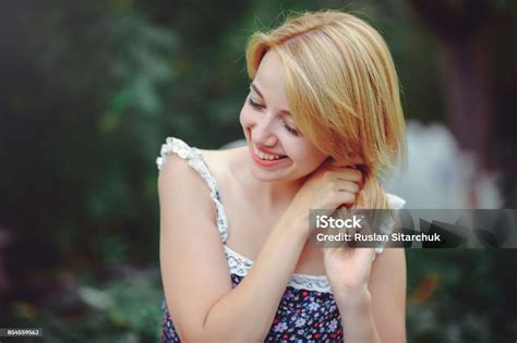 소풍에 행복 한 여자의 초상화 꼰 머리와 웃 고 자연과 건강 한 라이프 스타일과 공생 귀여운에 대한 스톡 사진 및 기타 이미지 귀여운 긴 명랑한 Istock