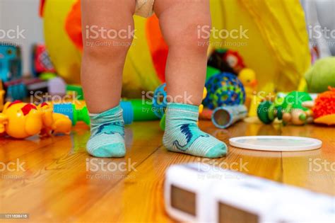 바닥에 다른 장난감을 가지고 노는 작은 소년 유아반에서 놀고 있는 아기 개발에 대한 스톡 사진 및 기타 이미지 개발 건설 산업 건축하기 Istock