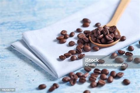 커피 콩과 소박한 테이블에 숟가락 텍스트에 대 한 빈 공간 푸른 배경에 커피 콩 0명에 대한 스톡 사진 및 기타 이미지 0명