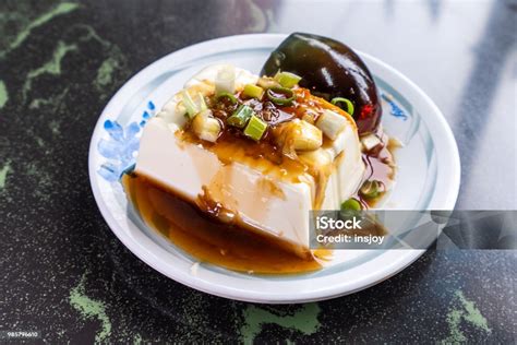 대만 독특한 유명한 간식 천 세 돌 테이블 대만 음식 대만 길거리 음식에 흰색 접시에 두 부 계란 개성 개념에 대한 스톡 사진 및 기타 이미지 Istock