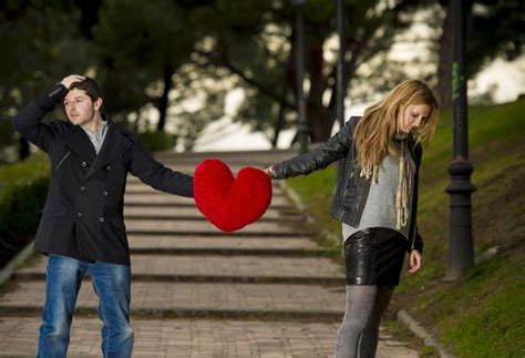 7 Signs That Your Current Relationship Has No Future जब दिखें ये 7