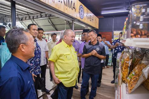柔苏丹亲自开车 经埔莱河大桥到笨珍叹咖啡 惊喜为食客买单 柔佛圈