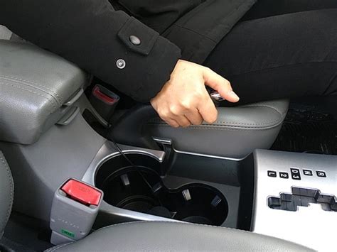 유토이미지 주차 브레이크 레버를 당기는 여성의 손