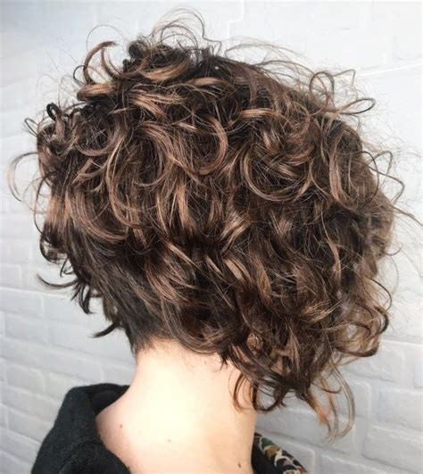 Short Stacked Curly Wedge Haircut Fessmundo