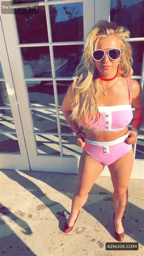 Britney Spears Sexy Poses Showing Off Her Stunning Body In A Selfie Aznude