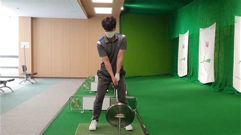 왼발 밟고 머리 잡고 스윙 머리를 잡으니까 훅이 사라졌다 Youtube