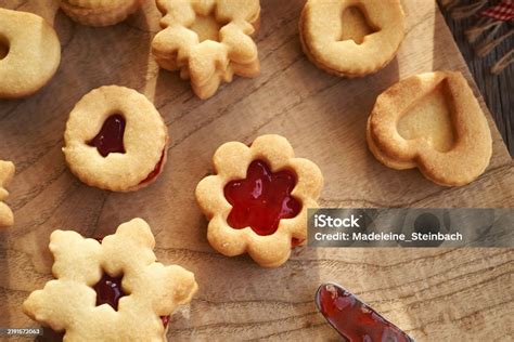달콤한 딸기 마멀레이드로 전통적인 Linzer 크리스마스 쿠키 채우기 평면도 강림절에 대한 스톡 사진 및 기타 이미지 강림절 겨울 계절 Istock