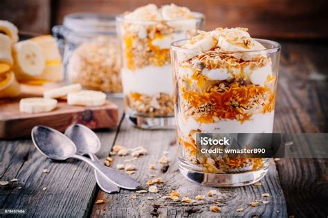 건강 한 아침 식사입니다 천연 요구르트 바나나와 카라멜 소스 집에서 만드는 그 라 놀라 0명에 대한 스톡 사진 및 기타 이미지