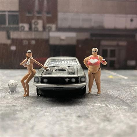 164 Scale Model Sexy Bikini Car Wash Fat And Thin Beauty Cast Alloy Car Simulation Static