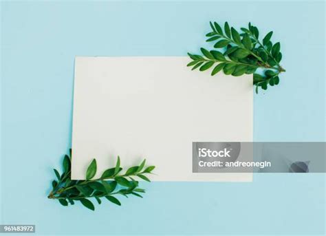 빈 종이 카드 흰색 초라한 테이블 배경에 분기 실물 하 크기 데스크톱 모형 빈 공간입니다 포토 웹 배너 스타일입니다 평면 배치 개념에 대한 스톡 사진 및 기타 이미지