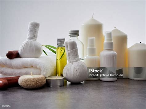 회색 대리석 배경에 과사 나무 허브 압축 공 코코넛 오일 과샤 타이 허브 오일과 아름다운 스파 구성 건강관리와 의술에 대한 스톡
