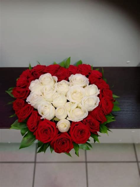 Букет в виде сердца из белых и красных роз | Floral, Floral wreath, Flowers
