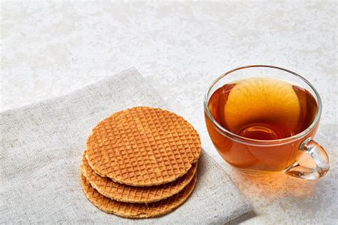 상위 뷰 가까이 와플과 투명 한 컵에 홍차의 그림을 흰색 배경에 고립 된 면 냅킨에 0명에 대한 스톡 사진 및 기타 이미지