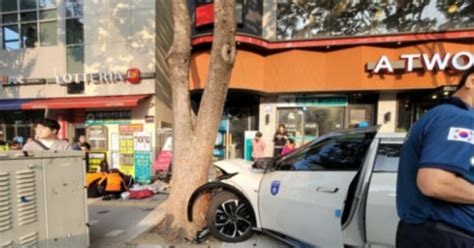 60대 기사가 몰던 전기택시 인도 돌진해 10대 여성 중상종합