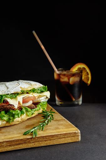 큰 샌드위치와 음료 칵테일 거리 음식 패스트 푸드 쇠고기와 함께 수 제 햄버거 나무 테이블에 치즈 몸매 이미지입니다 0명에 대한