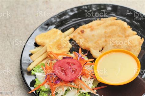 고기잡이 스테이크 및 야채 샐러드 프렌치 프라이와 함께 제공 0명에 대한 스톡 사진 및 기타 이미지 0명 2015년 고기